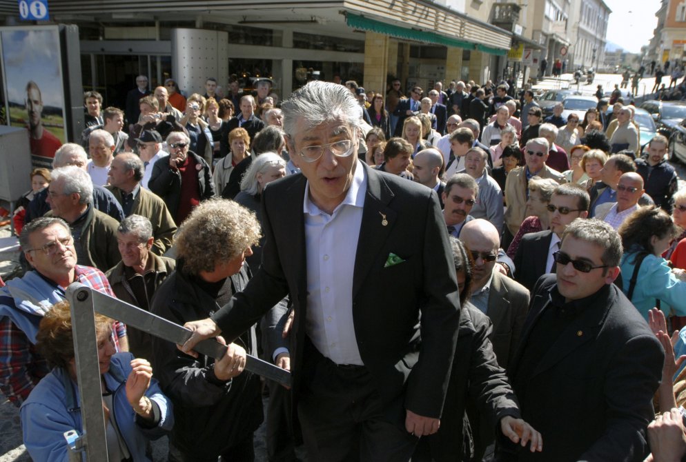 Senatùr di nome ma non di fatto. Gli amici di Bossi: "È amareggiato e ...