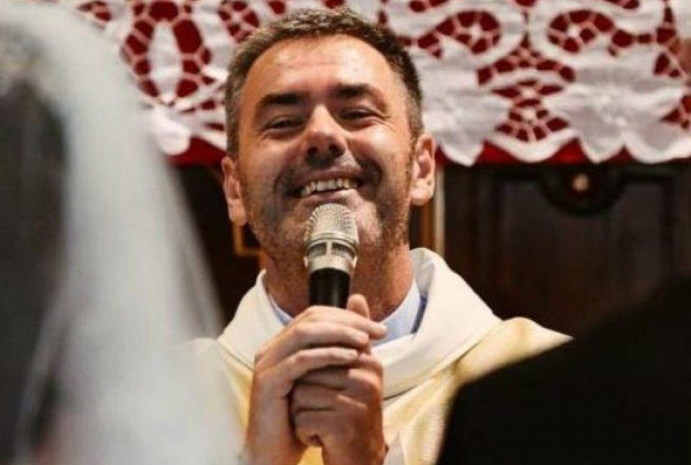 Il parroco che diventa papà: "Niente di programmato, la fede mi ...
