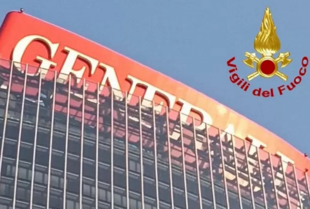 “Qui viene giù tutto”. Crolla l’insegna Generali sulla Torre Hadid ...