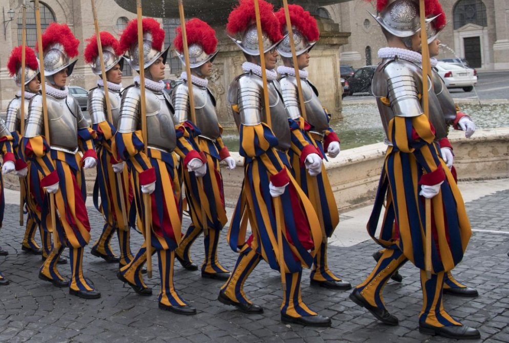 Guardia svizzera nel mirino: "Ci ha detto 'ebrei' con disprezzo e ha ...
